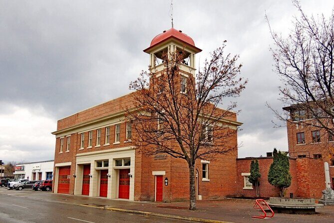 Self-Guided Kelowna Scavenger Hunt: Art By The Lake - Who is This Experience Best For?