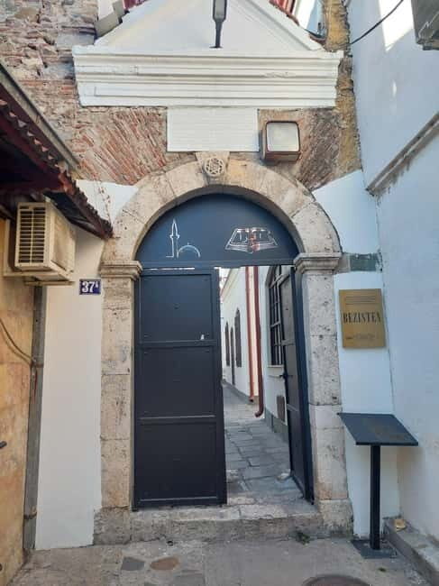 Skopje: Old town walking tour & Food tasting - Authentic Guides & Their Impact