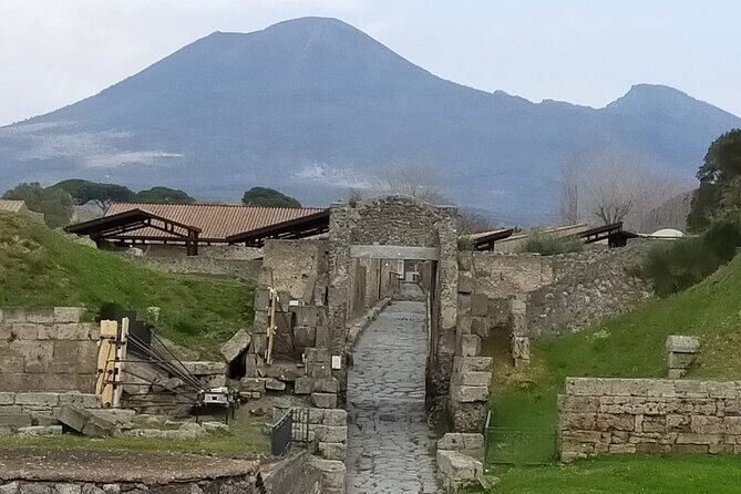 Small-Group Tour in Pompeii with a Real Archeologist, ticket included - FAQ