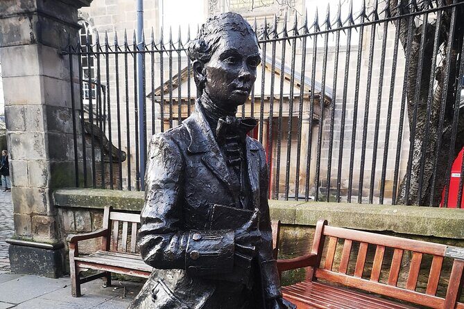 Small Group Walking Tour with Hidden Walks Author in Edinburgh - FAQ