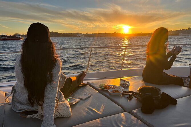 Small Group Yacht Tour With Unlimited Wine, Fruits & Mixed Nuts - Exploring the Itinerary: What Youll See and Experience