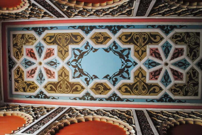 Sololaki - Urban Legends Walk of Bourgeoisie & Haunted Flats - Key Points