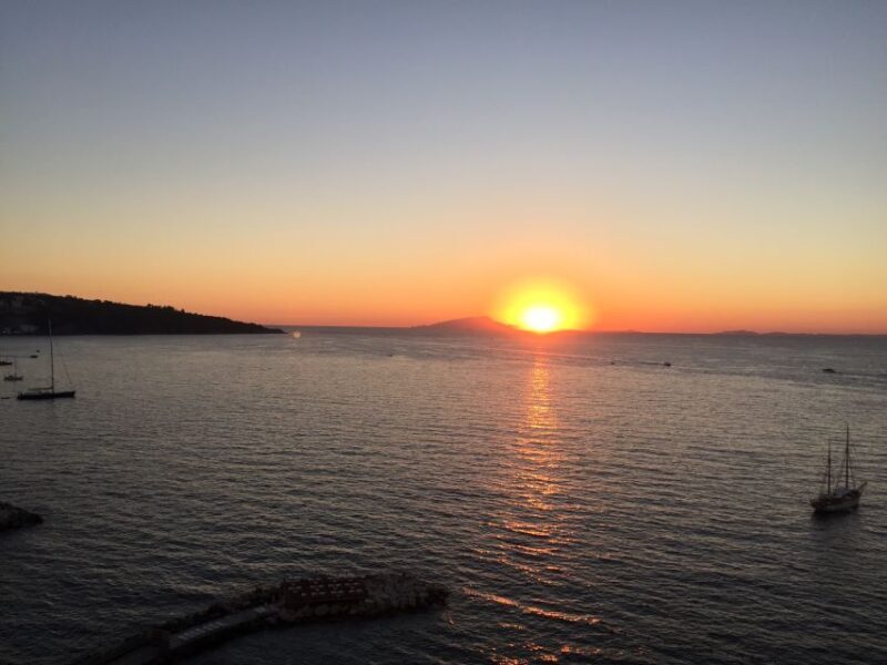 Sorrento: Scenic Boat Tour with Aperitif - Key Points