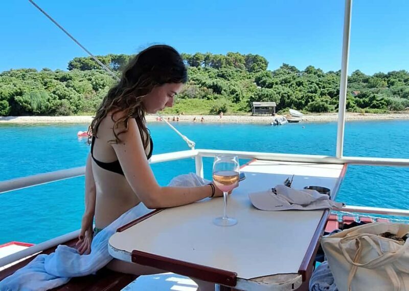 Split: 3 Island & Blue Lagoon Cruise with Lunch & Drinks - The Comfort and Atmosphere Onboard