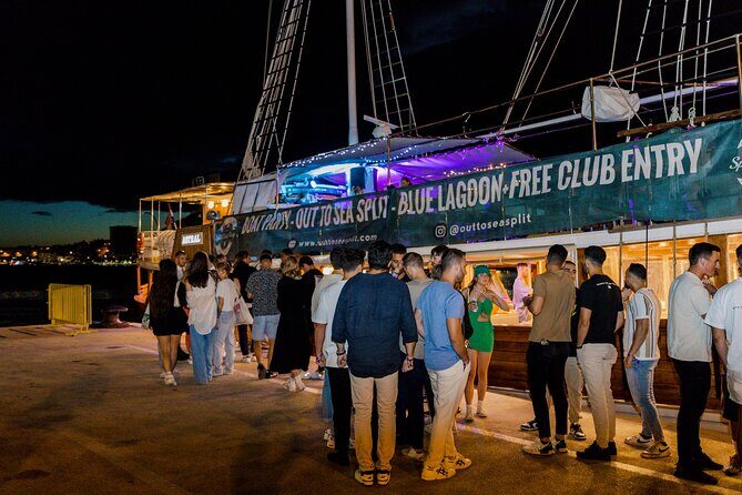 Split: Night Boat Party with DJ, Free Shots & After-Party - Key Points