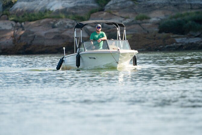 Squamish 4hr Rental 17ft Fiberglass Hourston with 70HP Engine - What Could Be Better?