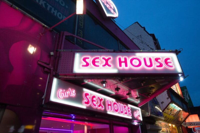 St. Pauli Nightlife Tour with Drag Queen in German - FAQs