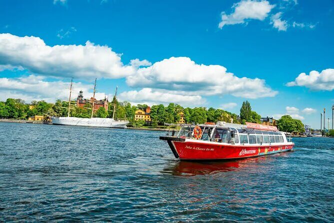 Stockholm Pizza Cruise - Explore Stockholm's Waterways - The Crew & Atmosphere – Friendly, Informal, and Efficient  