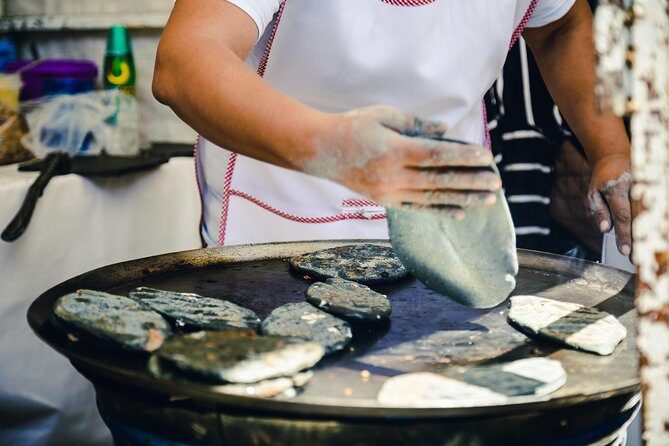 Street Food Tour with Friends - Key Points