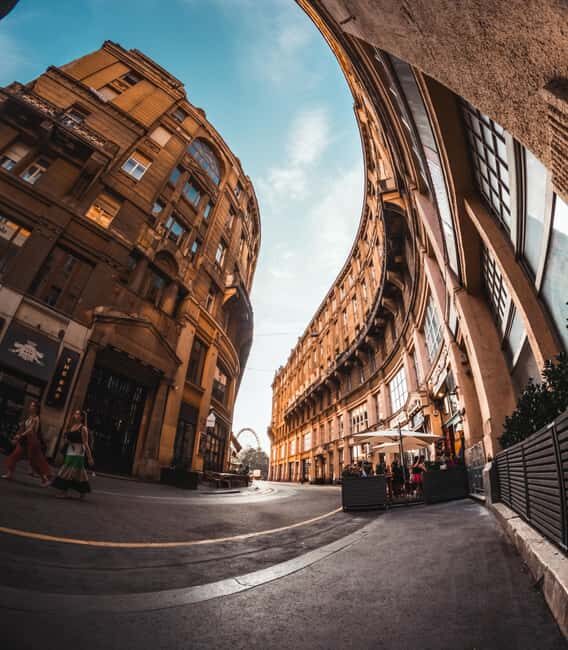 Street photography with your smartphone, tour of Budapest - Discovering Budapest Through the Lens