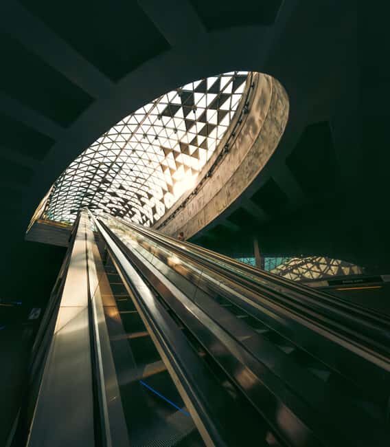 Street photography with your smartphone, tour of Budapest - The Unique Offer of Drone Footage