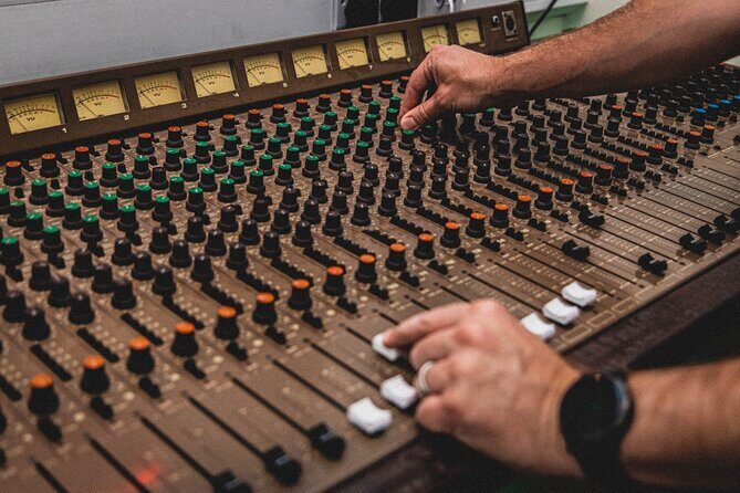 Stuck in the 90s A Nostalgic Music Experience - Structure and What to Expect