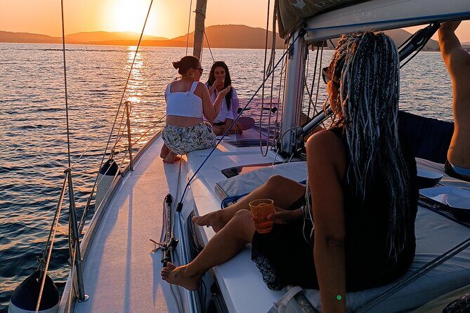 Sunset aperitif on a sailing boat in Alghero - Key Points