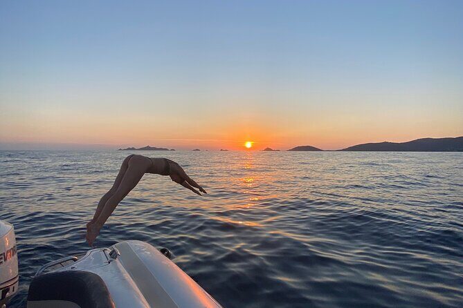 Sunset boat cruise with Aperitif at the Sanguinary Islands - Key Points