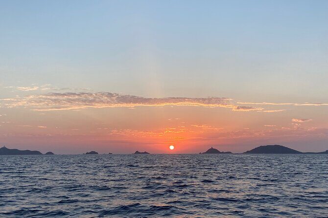 Sunset boat cruise with Aperitif at the Sanguinary Islands - FAQ