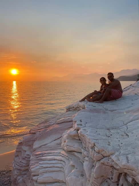 Sunset kayak/Sup tour - Lukova tiny caves and Secret beaches - Authenticity and Experience