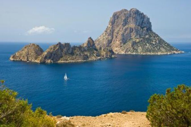 Sunset on a catamaran: from Es Vedrá to Cala Conta - Key Points