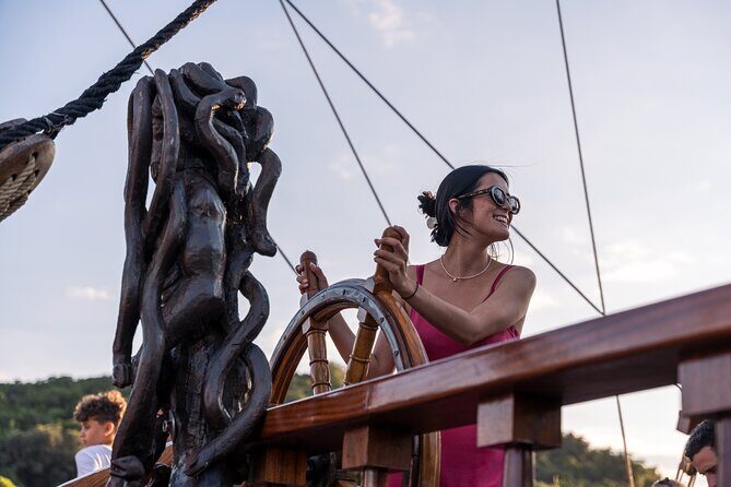 Sunset Panorama Cruise with a Guide on a Wooden Galleon - Who Should Consider This Tour?
