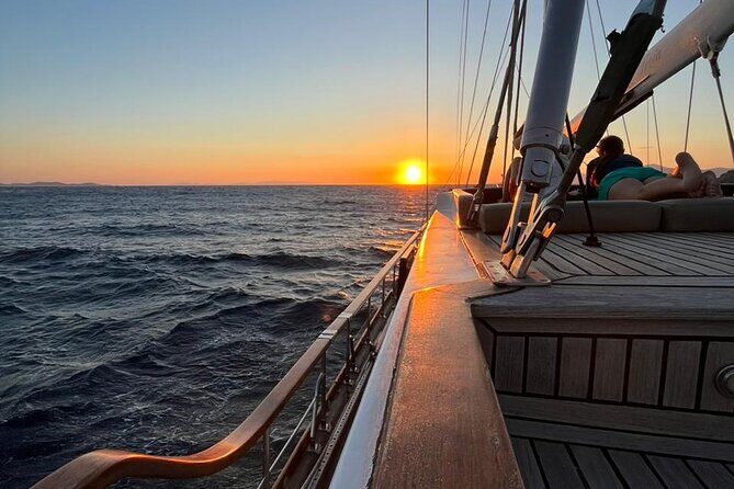 Sunset Sail Cruise to Rhenia, Mykonos Beach Safari, Dinner&Drinks - What Makes This Tour Stand Out?