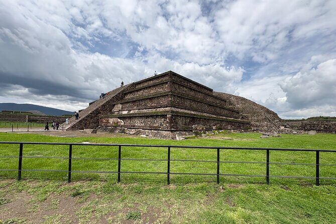 Teotihuacan Pyramids VIP Tour without Commercial Stops - FAQ