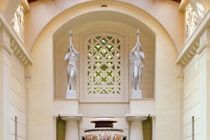 The Kings Gallery - Queen Elizabeth II: Her Life in Style - The Experience at a Glance