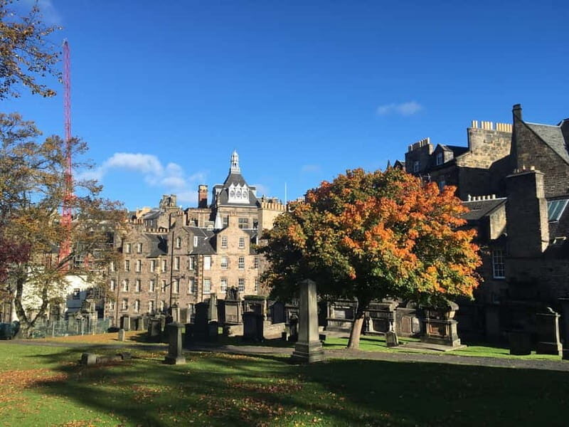The Must-Sees of Edinburgh: Small Group Walking Tour in French - Key Points