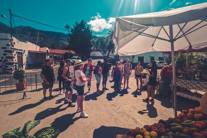 The Red Canyon Tour - Small Group Trip with Local Food Tasting - Guides and Expert Knowledge