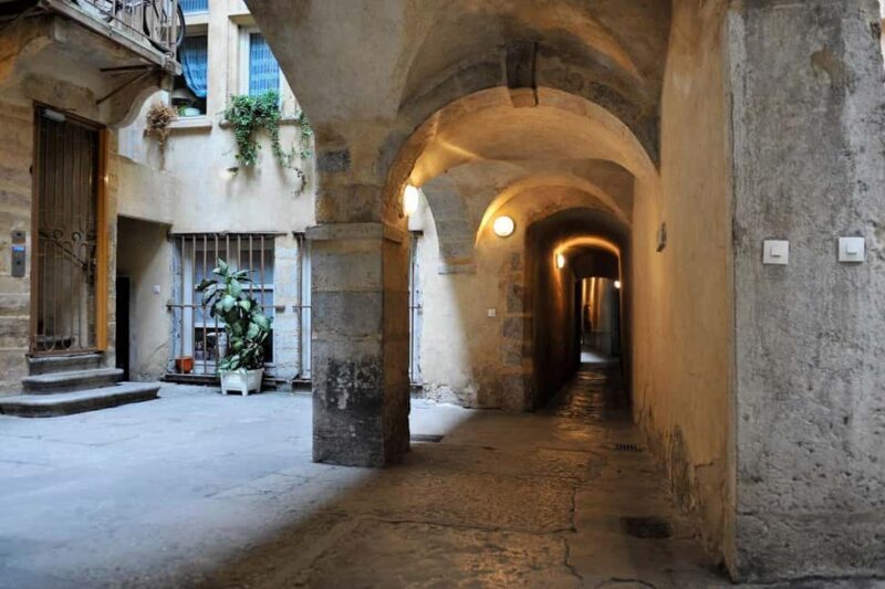 Theatrical visit of the Vieux-Lyon in French - Key Points