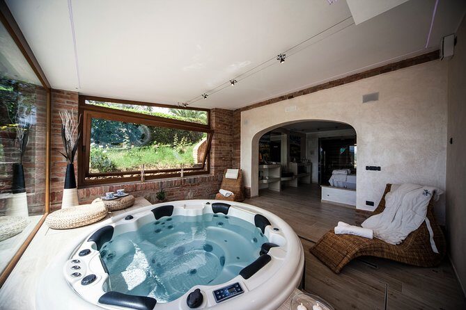 Think of a romantic meal in the Olive Trees shade, accompanied by Tuscan wines! - FAQ