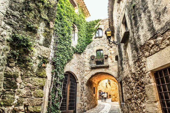 Three Medieval Gems & Local Lunch Private Tour from Barcelona - A Detailed Look at the Itinerary