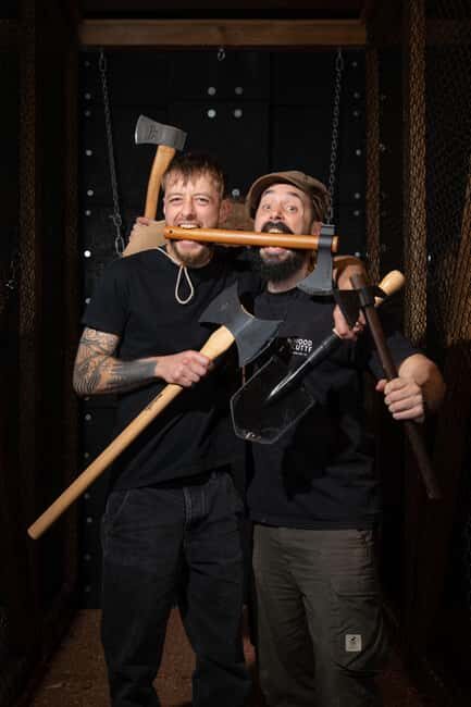 Throw axes & enjoy drinks in Cologne's first axe-throwing bar - Throw axes & enjoy drinks in Colognes first axe-throwing bar
