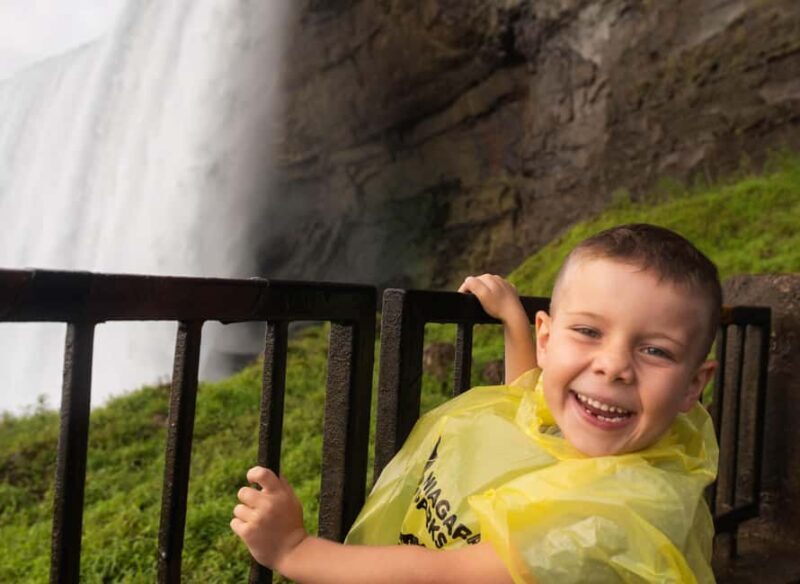 Toronto: Niagara Falls Bus Tour with Maple Tasting and NOTL - Lunch and Free Time