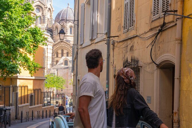Tour Marseille highlights by private vintage Citroen - Exploring Marseille in a Vintage Citroen