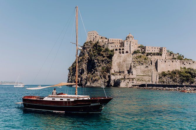 Tour of the island of Procida in a schooner - An In-Depth Look at the Procida Schooner Tour