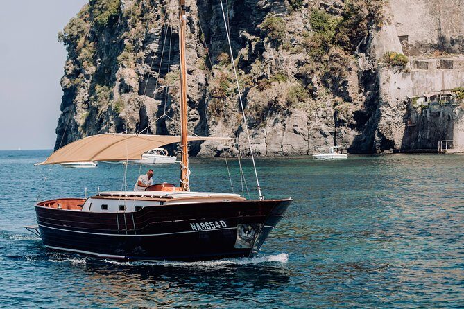 Tour of the island of Procida in a schooner - FAQ