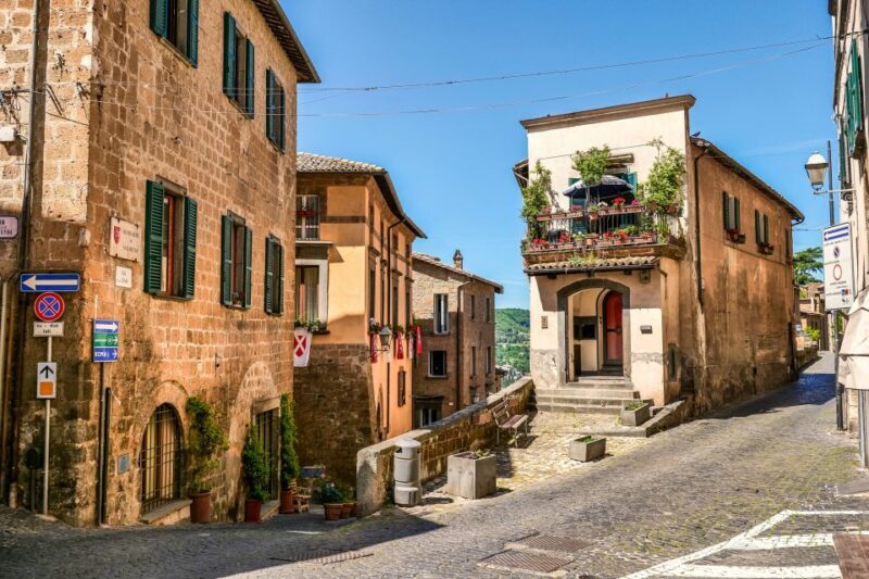 Transfer Between Florence and Rome with Sightseeing Stop - Key Points