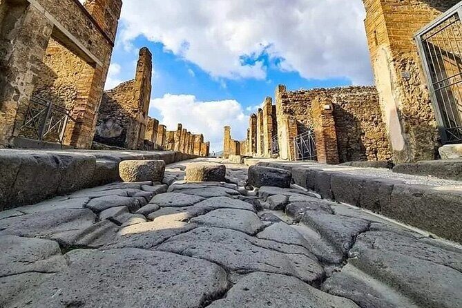 Transfer Naples airport/station to Sorrento with stop in Pompeii - An In-Depth Review of the Naples to Sorrento Transfer with Pompeii Stop