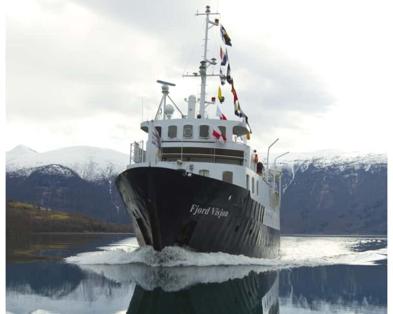 Tromsø: Classic arctic fjord cruise with lite lunch - The Pros and Cons