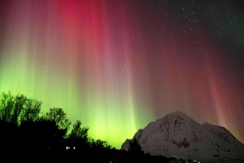 Tromsø: Northern Lights Tour with Dinner and Native Guide - Authenticity and Cultural Touches