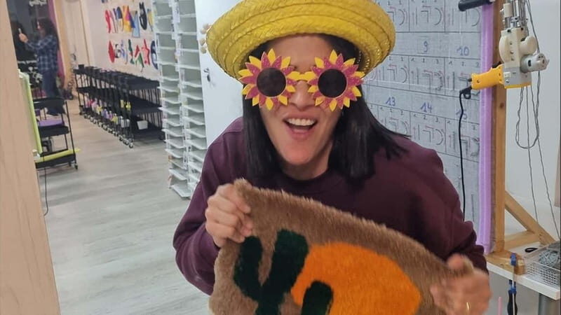 TUFTING: Learn how to make a rug during a fun class in Valencia. - Key Points