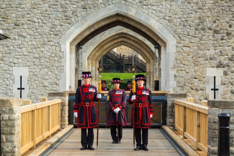 Ultimate Tower of London, Beefeater Welcome & Crown Jewels - Key Points