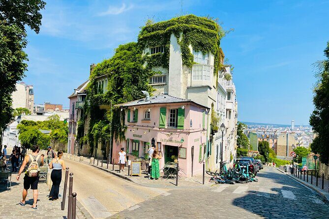 Unique Montmartre photo tour with VOGUE photographer - FAQ