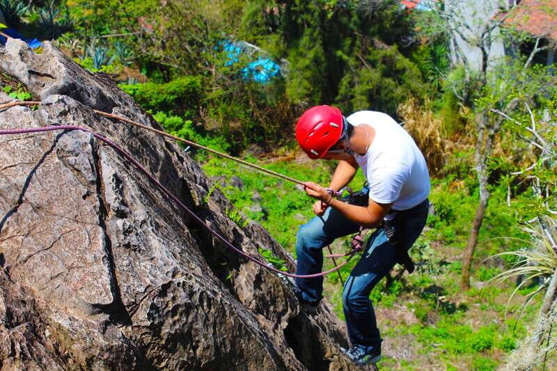 Valle de Bravo: Rappel over a viewpoint - Authentic Insights from Past Participants
