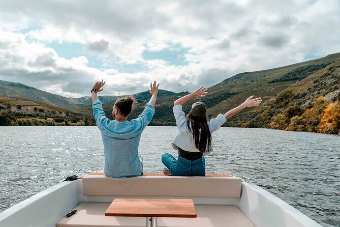 Valley of the Douro: Private Tour Electric Boat 1h With Wine Tasting - The Itinerary in Detail