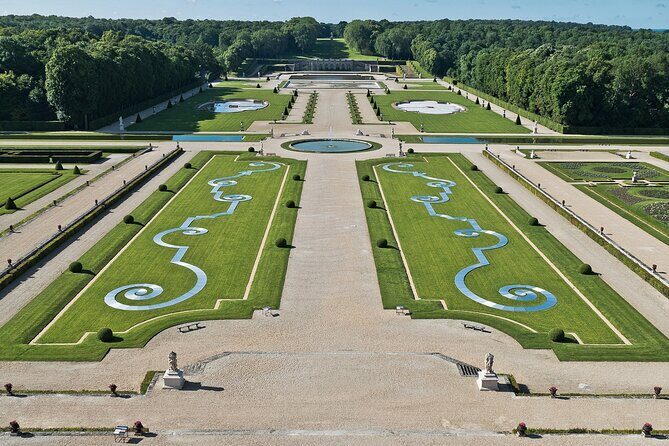 Vaux-le-Vicomte Castle Day Trip with Chateaubus Shuttle - Food and Refreshments