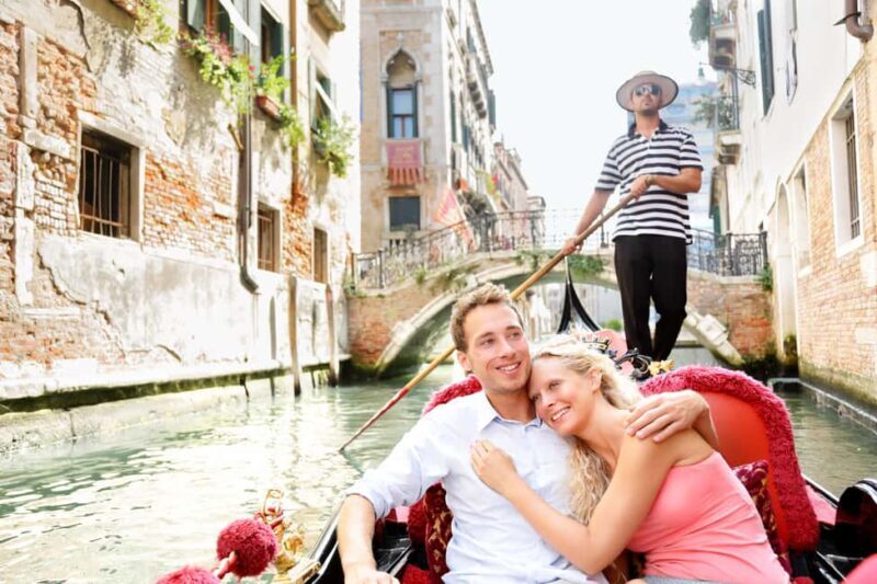 Venice: 30 minutes Enchanting Gondola Ride - Transportation, Group Size, and Pricing