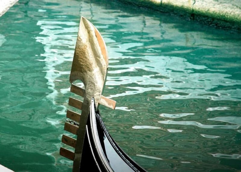 Venice: Crafted Gondola Under Breathtaking Bridge of Sighs - The Virtual Reality Experience: Past Meets Present