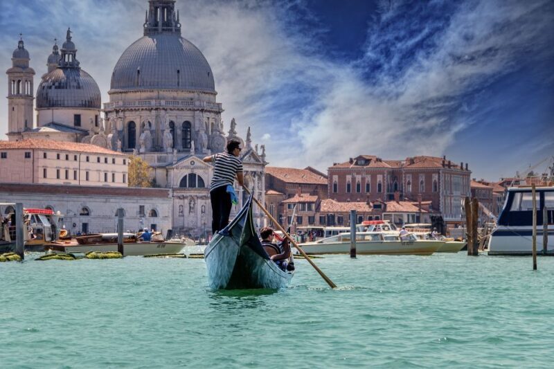 Venice: Grand Canal Gondola Experience with Live Commentary - Authenticity and Practical Tips