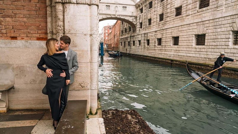Venice private photo shoot with a local photographer! - Key Points