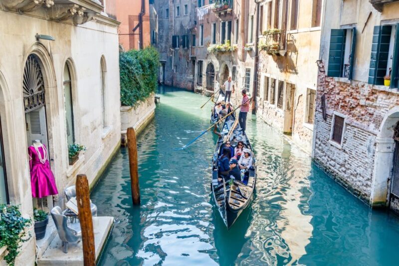 Venice: Traditional Shared Gondola Ride - Setting the Scene: Meeting Your Gondolier and Boarding